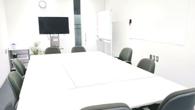 【柏駅徒歩3分】ビジネスに最適!8名まで利用可能な貸会議室(会議室4)の写真1