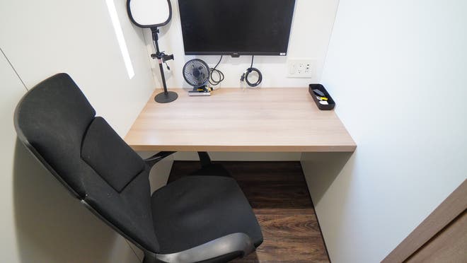 <ヒトリボックス 新横浜駅前No.5>横アリ近く✨光Wi-Fi📶モニター🖥テレワーク/ZOOM/着替え/メイクの写真1