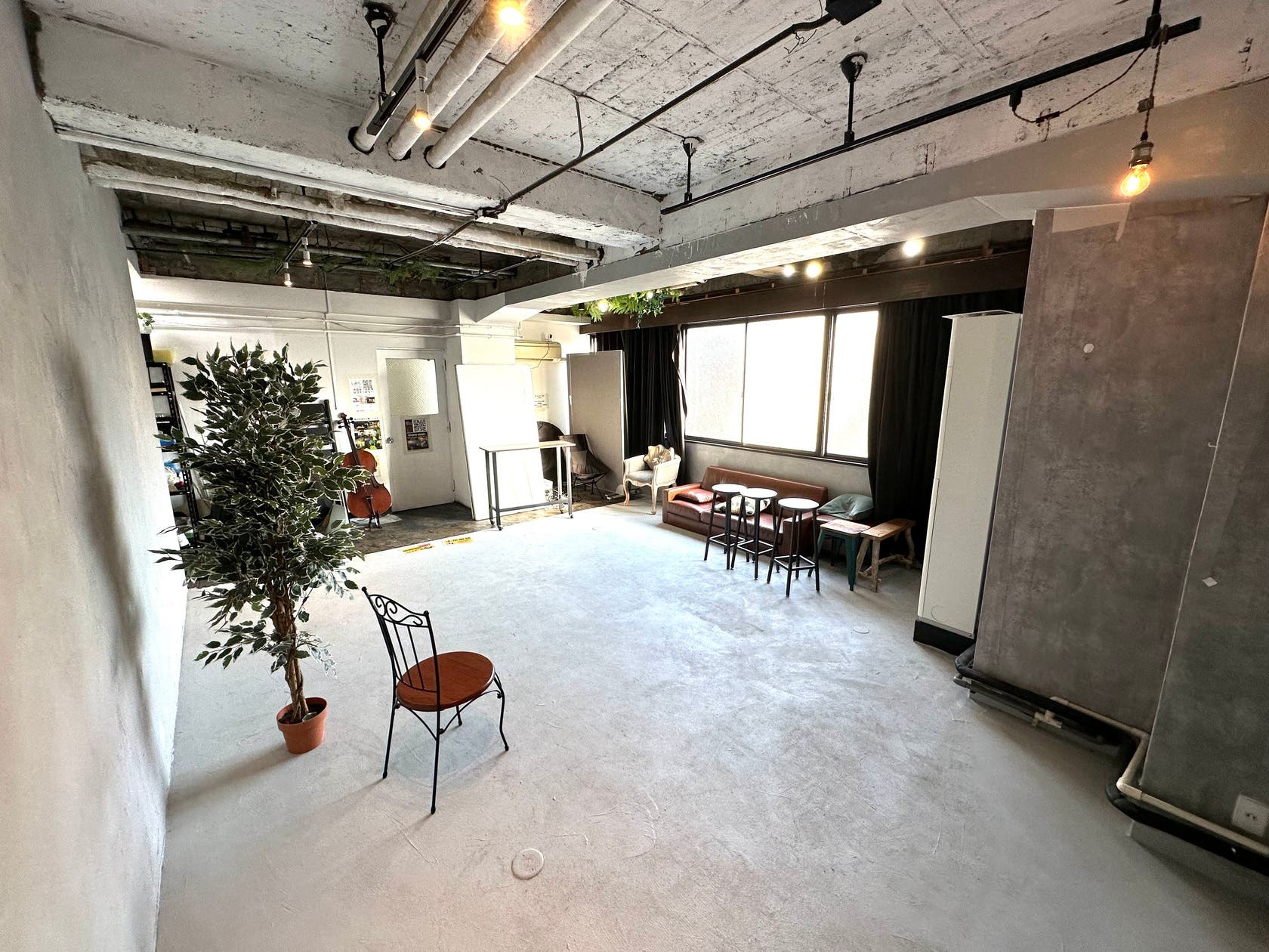 【控室有】モルタル・クンクリート・漆喰壁のある撮影スタジオ/コニカルスヌート/スワッグ/観葉植物/自然光の写真2