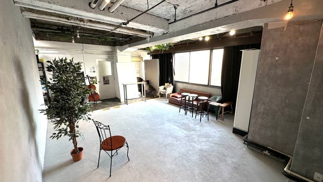 【控室有】モルタル・クンクリート・漆喰壁のある撮影スタジオ/コニカルスヌート/スワッグ/観葉植物/自然光の写真2