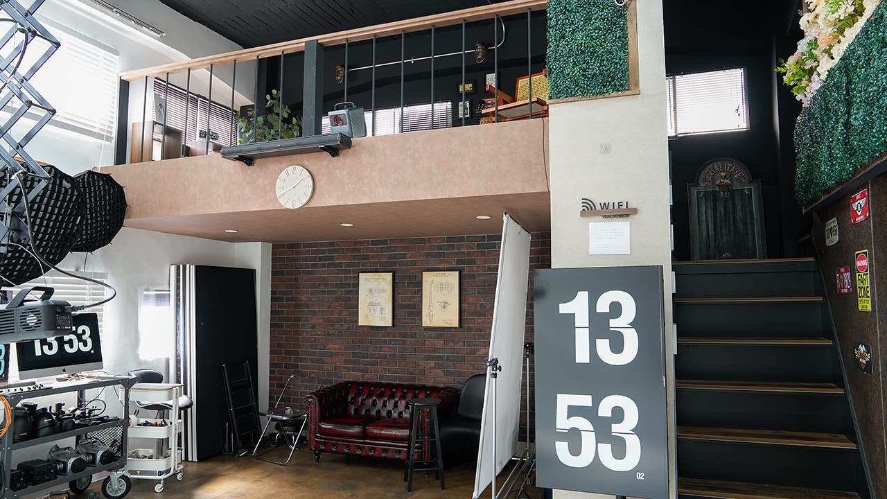 プロ用機材無料貸出、神戸駅から徒歩5分、天井4ｍ広々 3面白ホリ スタジオ 撮影スタジオ レンタルスタジオの写真5