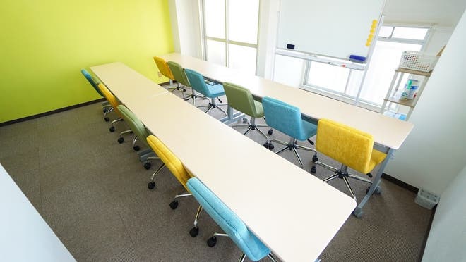 ✌️11月割✌️🥳新大阪駅徒歩2分🎉最大12名/Wi-Fi/大型モニター/プロジェクター/会議/ワーク/撮影<レオン会議室>の写真4