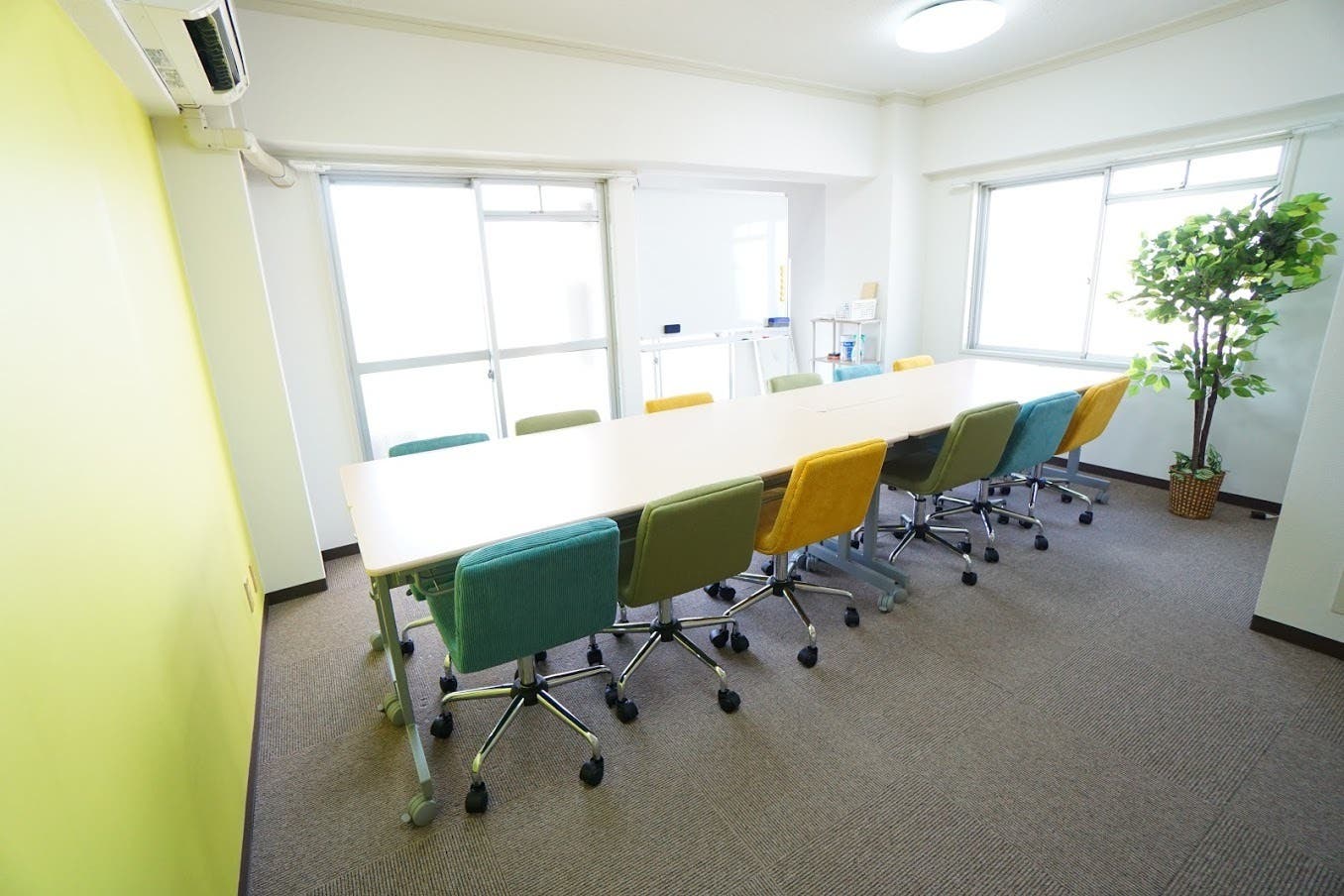 🥳新大阪駅徒歩2分🎉最大12名/Wi-Fi/大型モニター/プロジェクター/会議/ワーク/撮影＜レオン会議室＞📅木曜割実施中の写真9