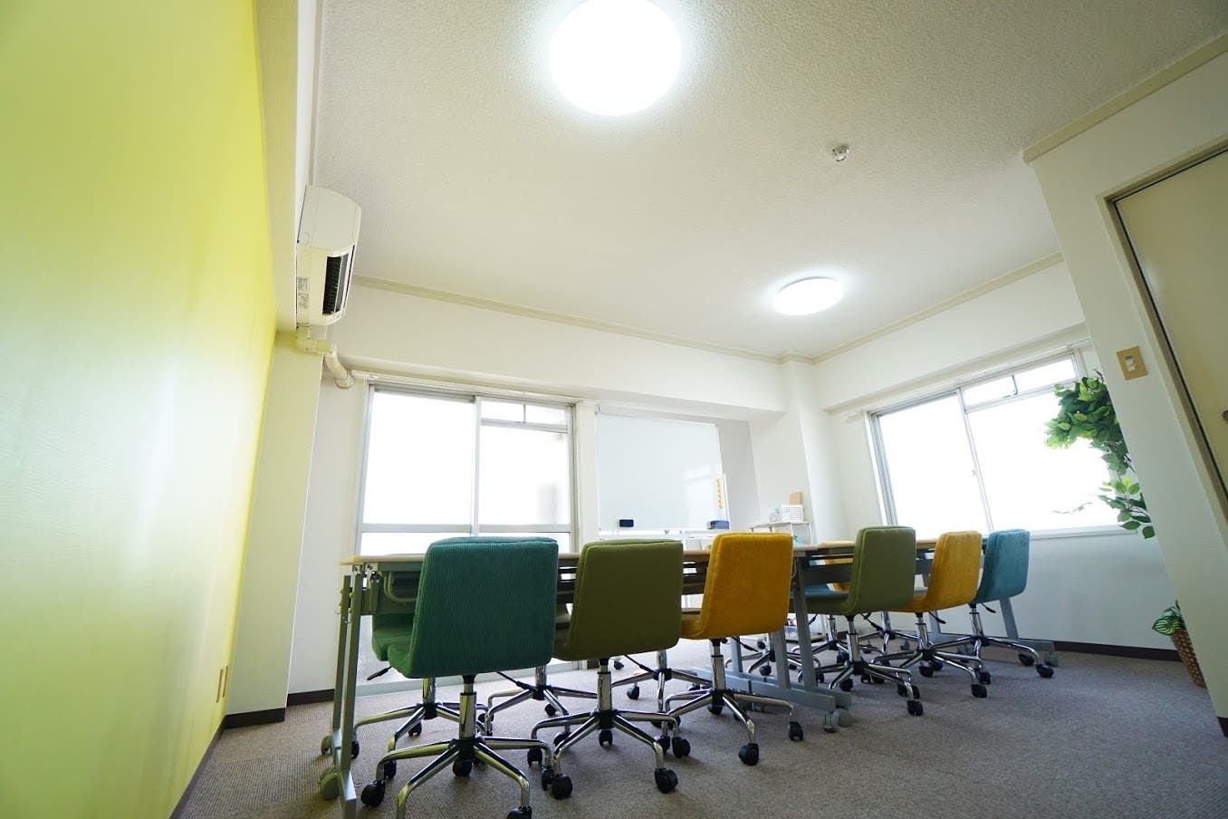 🥳新大阪駅徒歩2分🎉最大12名/Wi-Fi/大型モニター/プロジェクター/会議/ワーク/撮影＜レオン会議室＞📅木曜割実施中の写真13