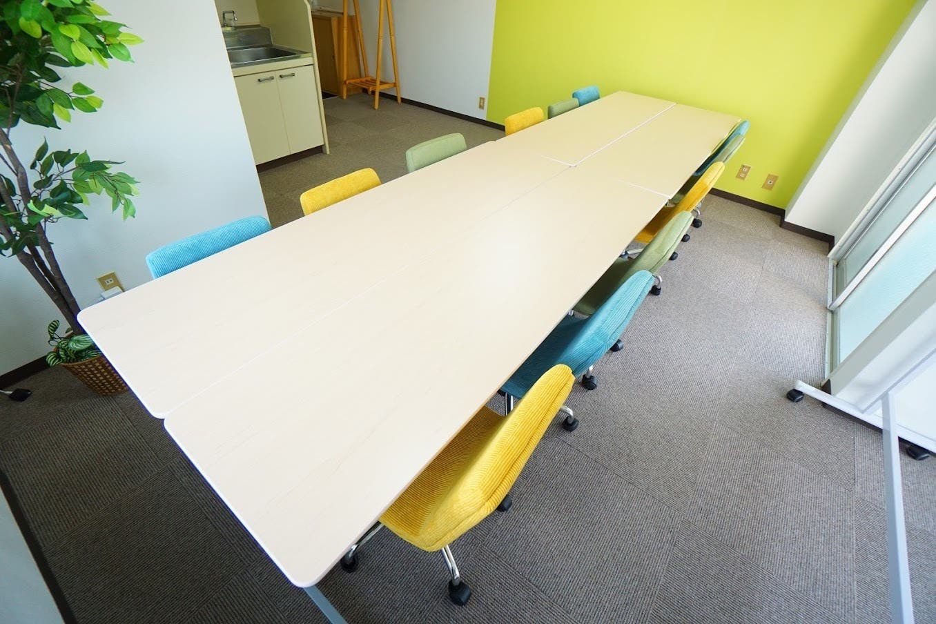 🥳新大阪駅徒歩2分🎉最大12名/Wi-Fi/大型モニター/プロジェクター/会議/ワーク/撮影＜レオン会議室＞📅木曜割実施中の写真14