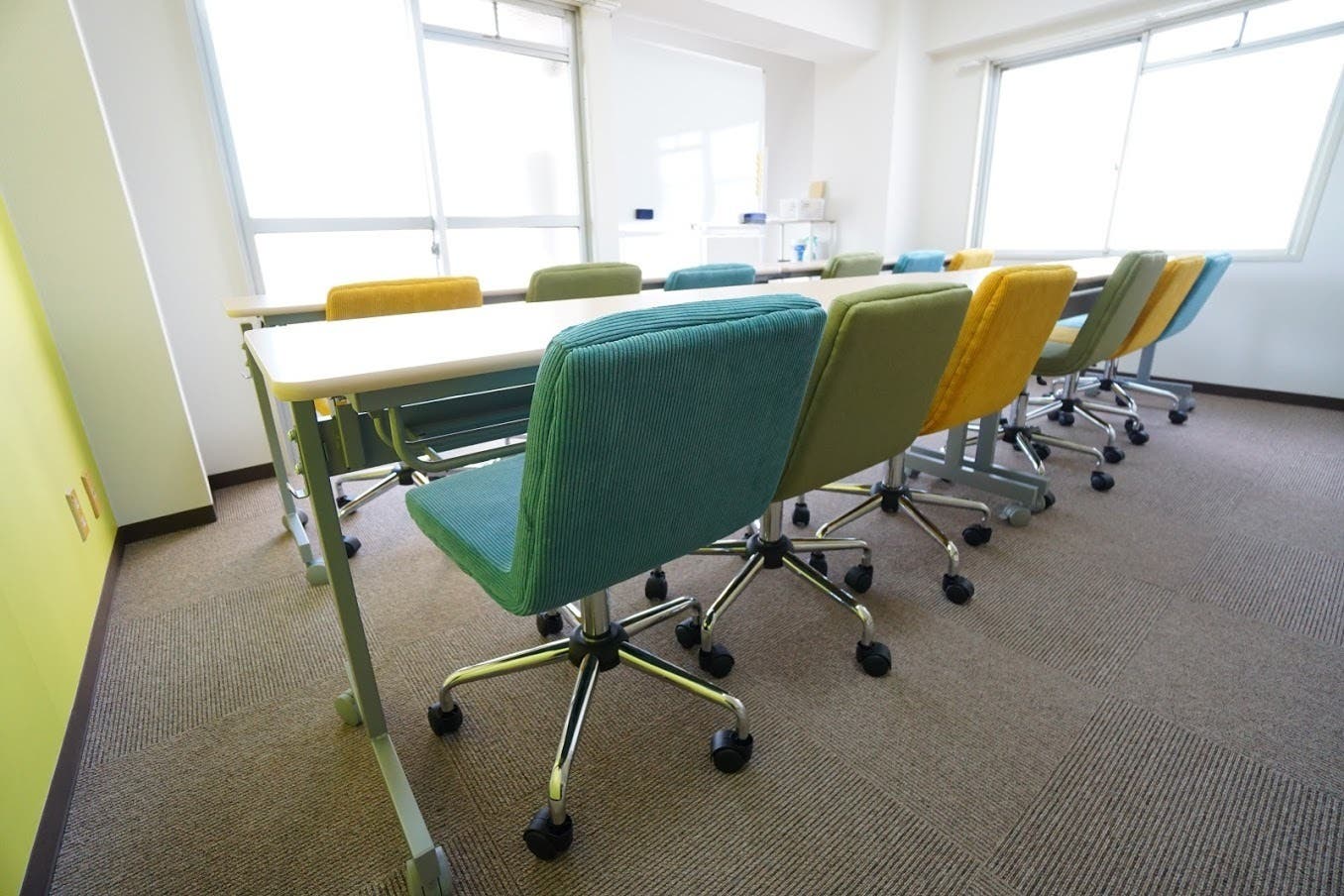 🥳新大阪駅徒歩2分🎉最大12名/Wi-Fi/大型モニター/プロジェクター/会議/ワーク/撮影＜レオン会議室＞📅木曜割実施中の写真15