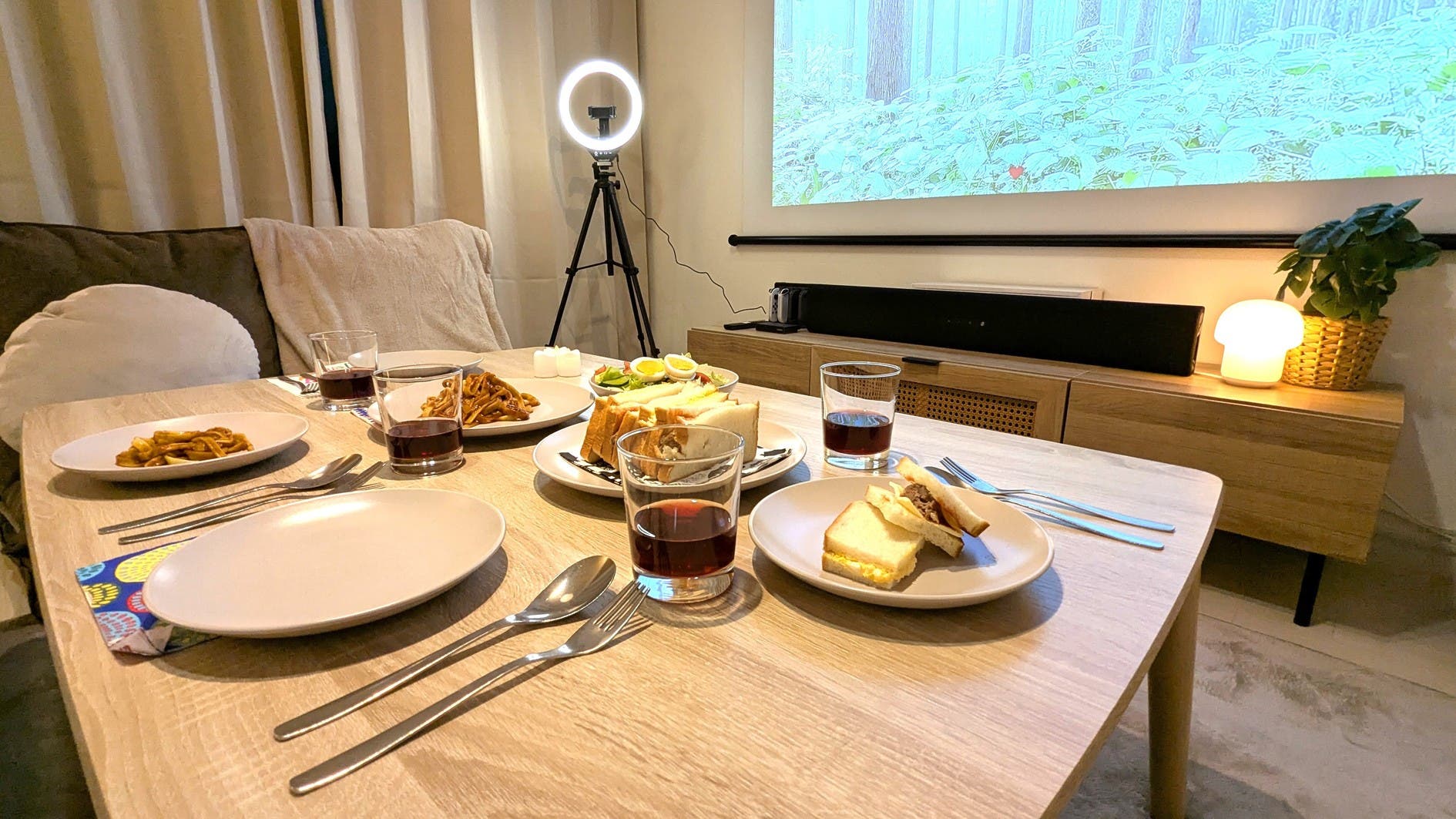 🎀四条烏丸すぐ🎀おうちデート・推し活💛ぬくぬくコタツ＆ごろごろソファ＆プロジェクター🎬 あなただけのプライベート空間🏠の写真8