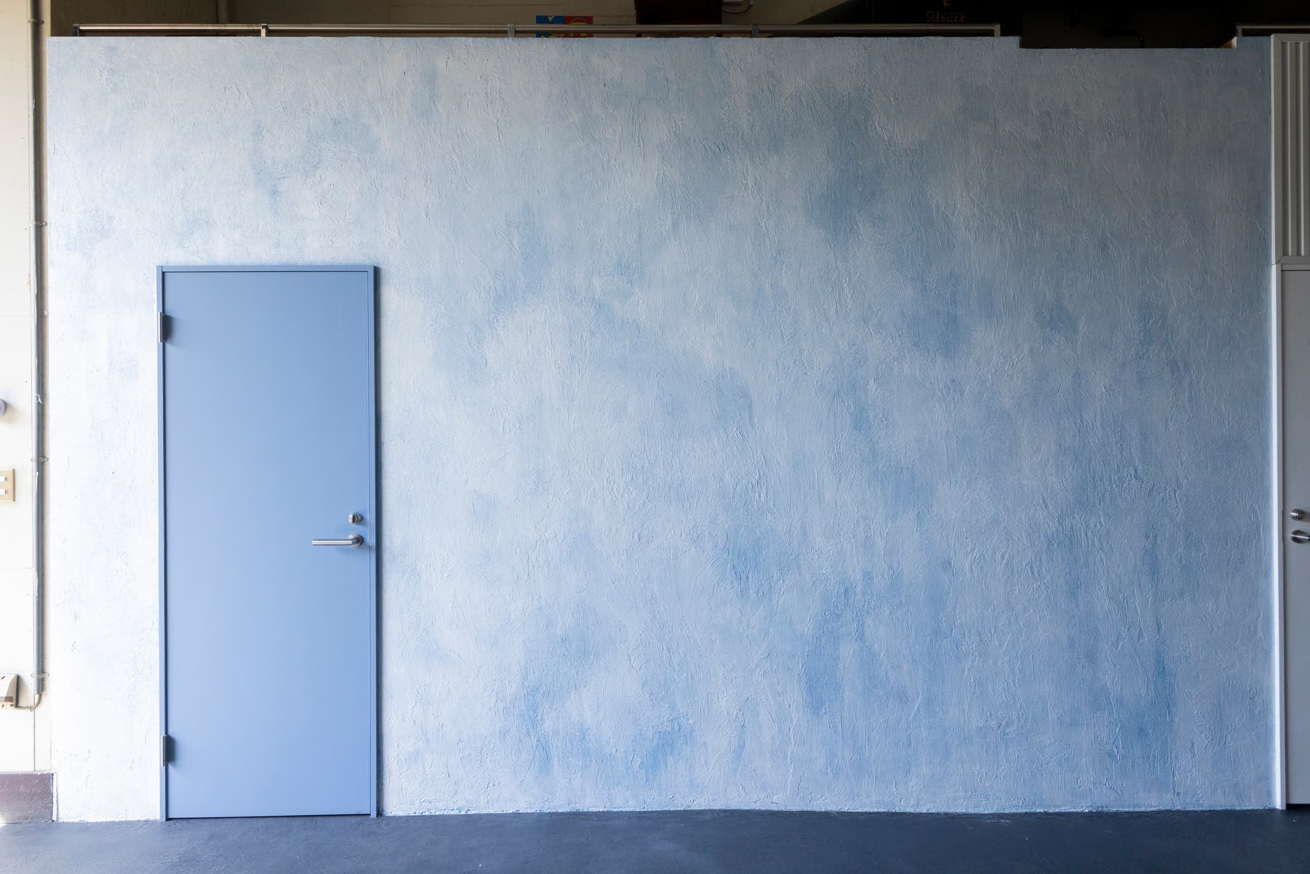 バイクなどの車両や大型犬もOK 自然光で撮れる4mのダーク壁とガルバリウム　大型照明常設の写真10