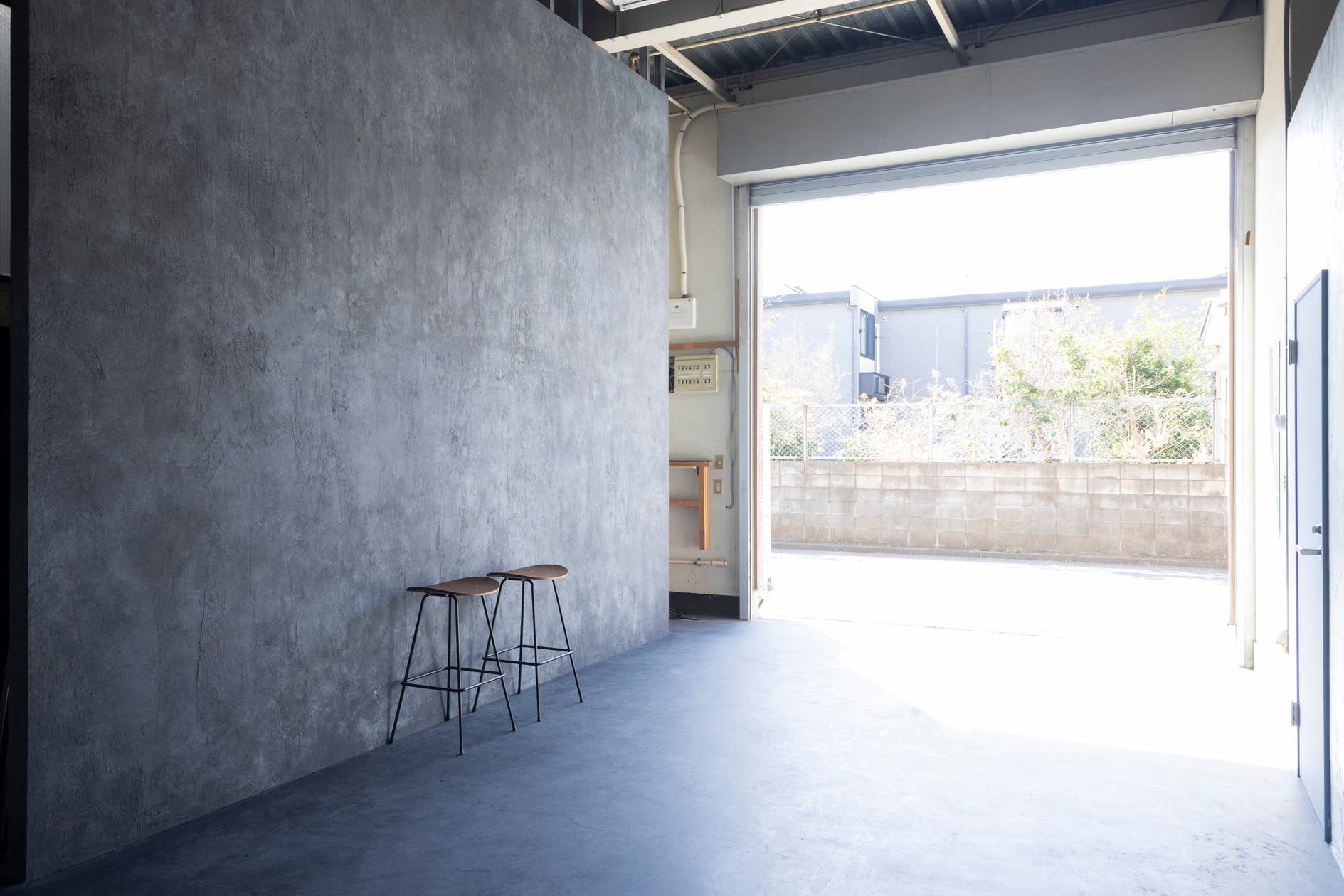 バイクなどの車両や大型犬もOK 自然光で撮れる4mのダーク壁とガルバリウム　大型照明常設の写真5