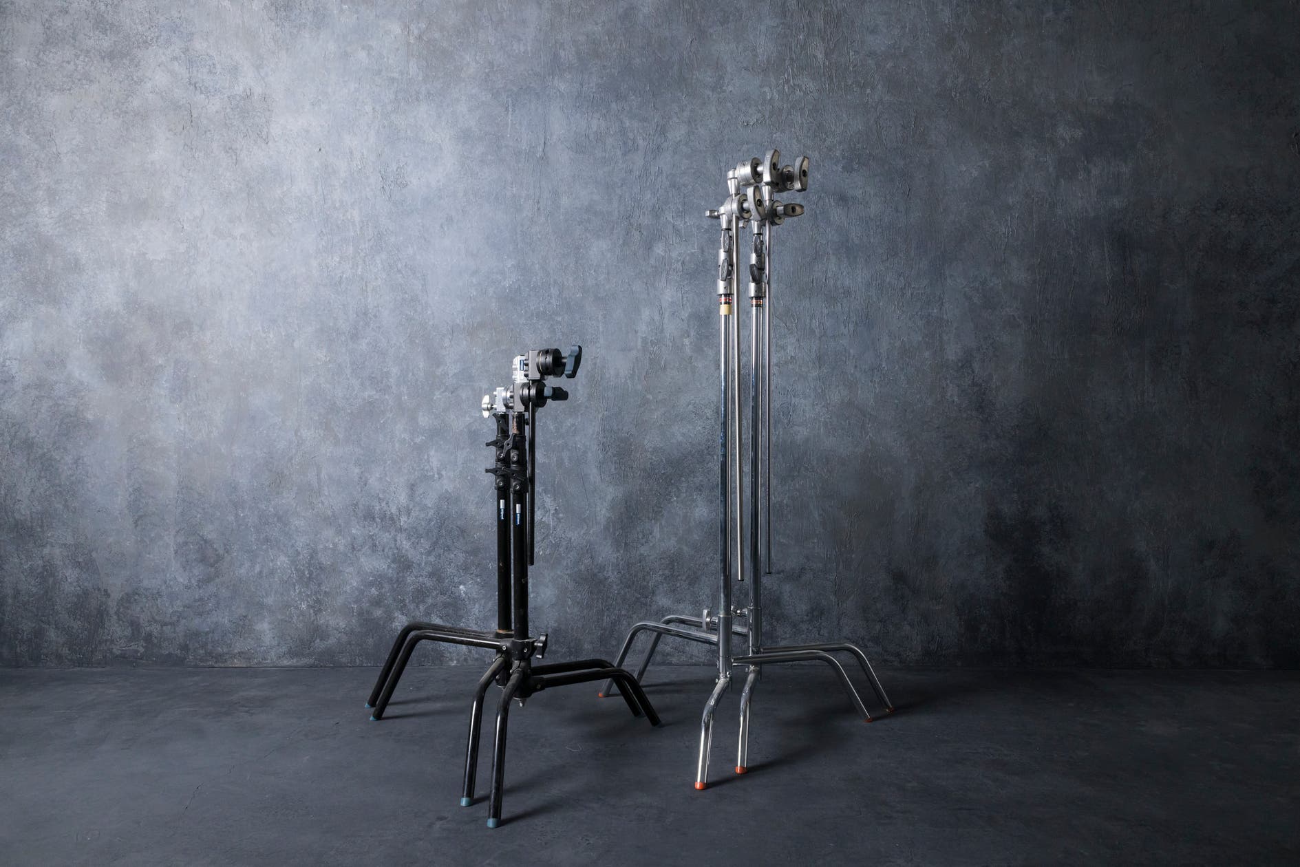 バイクなどの車両や大型犬もOK 自然光で撮れる4mのダーク壁とガルバリウム　大型照明常設の写真15