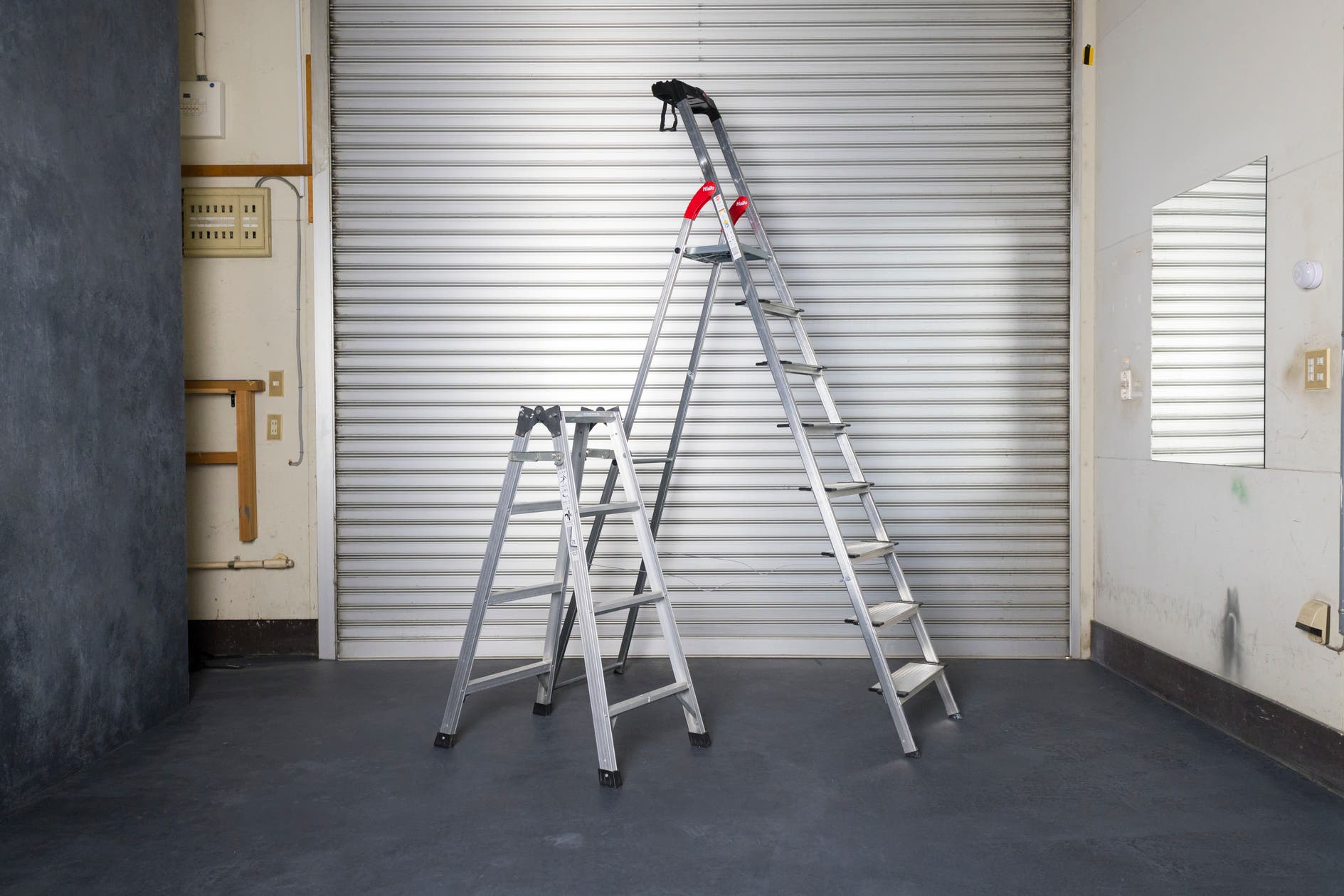 バイクなどの車両や大型犬もOK 自然光で撮れる4mのダーク壁とガルバリウム　大型照明常設の写真16