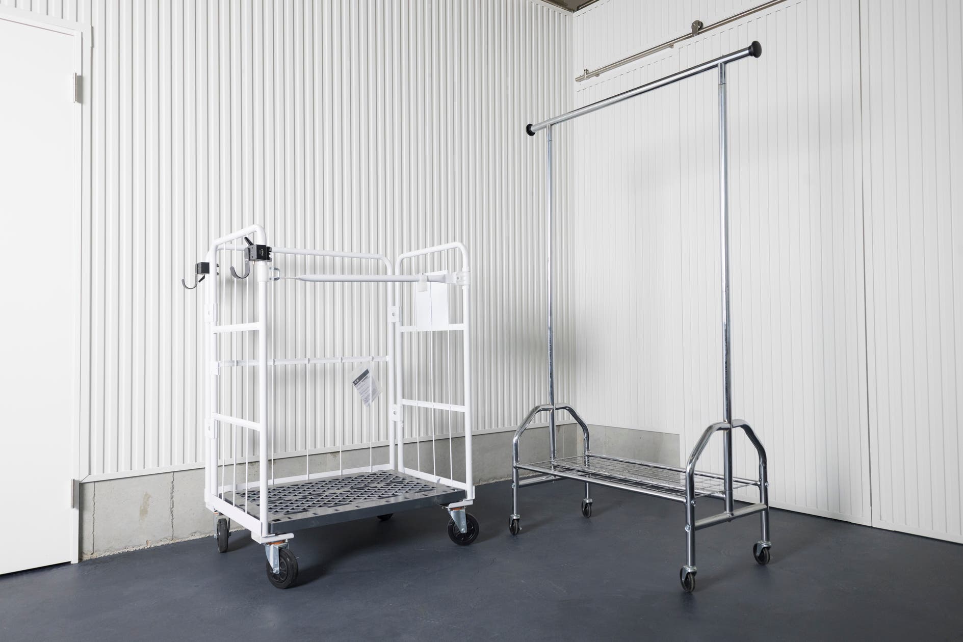 バイクなどの車両や大型犬もOK 自然光で撮れる4mのダーク壁とガルバリウム　大型照明常設の写真17