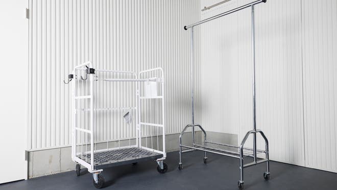 バイクなどの車両や大型犬もOK 自然光で撮れる4mのダーク壁とガルバリウム 大型照明常設の写真12