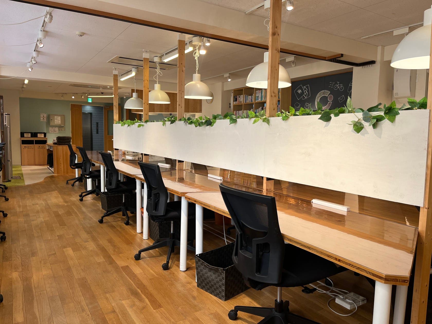 【大阪・梅田エリア/中津駅徒歩1分！】WEB会議・電話可能な超便利ワークスペース！ドロップインで利用可能！の写真2