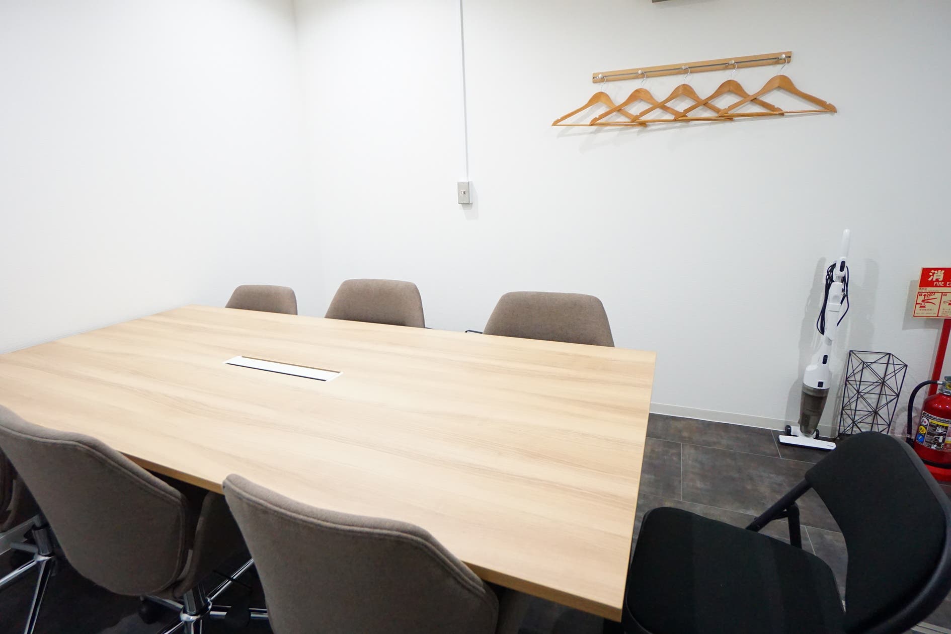 ＜小田急レンタルスペース　新宿小滝橋通り＞OPEN SALE🎉新宿西口駅徒歩1分🚃Wi-Fi📶スマートテレビ📺会議/商談/面接の写真5
