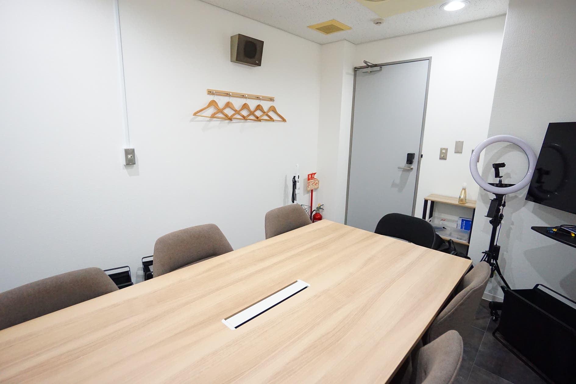 ＜小田急レンタルスペース　新宿小滝橋通り＞OPEN SALE🎉新宿西口駅徒歩1分🚃Wi-Fi📶スマートテレビ📺会議/商談/面接の写真6