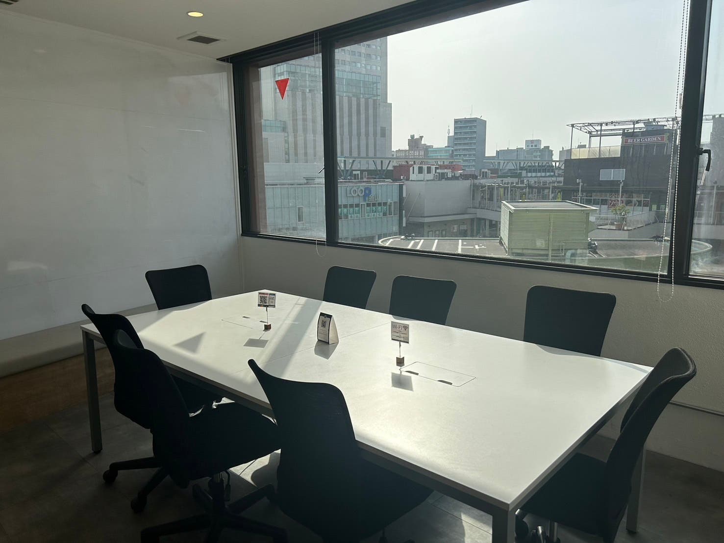 金山駅から徒歩1分の高品質会議室／大型モニター／壁一面のホワイトボード／受付スタッフ毎日常駐で安心の写真2