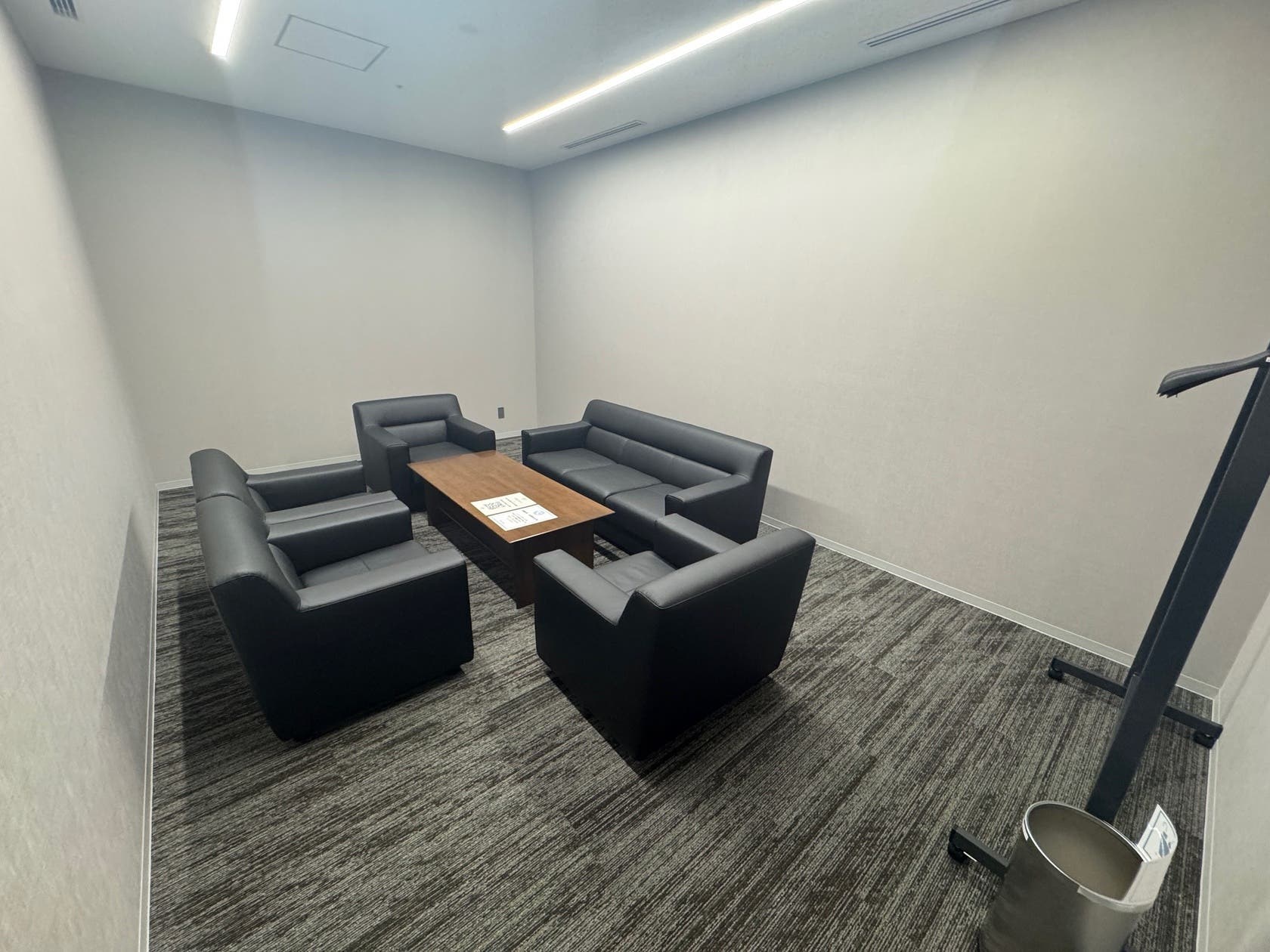 【地下鉄仙台駅 徒歩5分】7席着席可/光回線高速WiFi/有人スタッフ/飲食可/貸し会議室 [Room(7)]の写真2