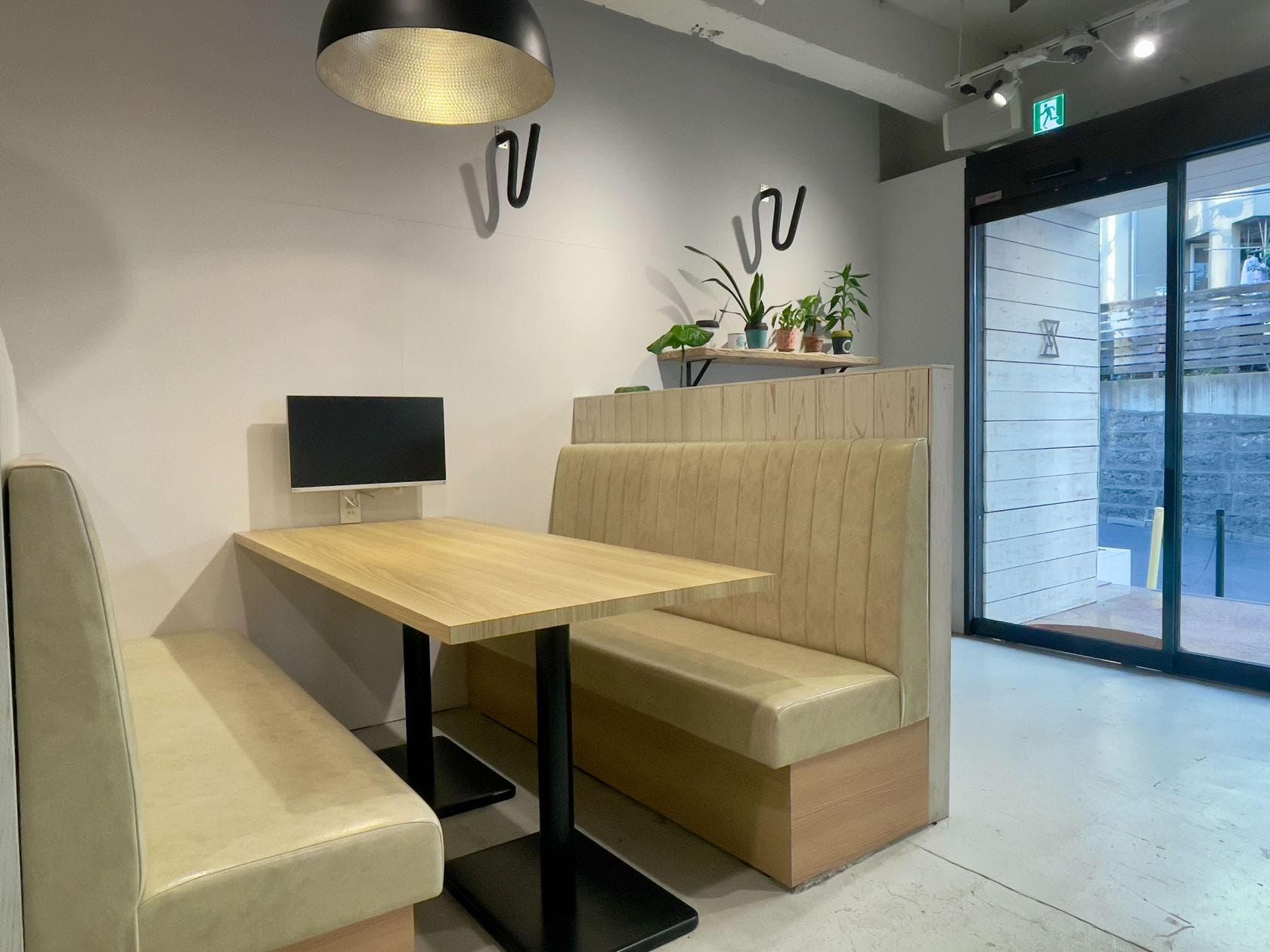 【原宿・明治神宮前駅すぐ！】モニター完備！4〜6名用ボックスシートで快適な会議やチーム作業を✨の写真1