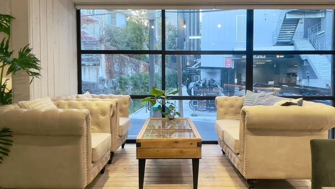 【原宿駅・明治神宮前駅すぐ!】4名用テラスソファ席!撮影や女子会にぴったりのおしゃれ空間✨の写真1