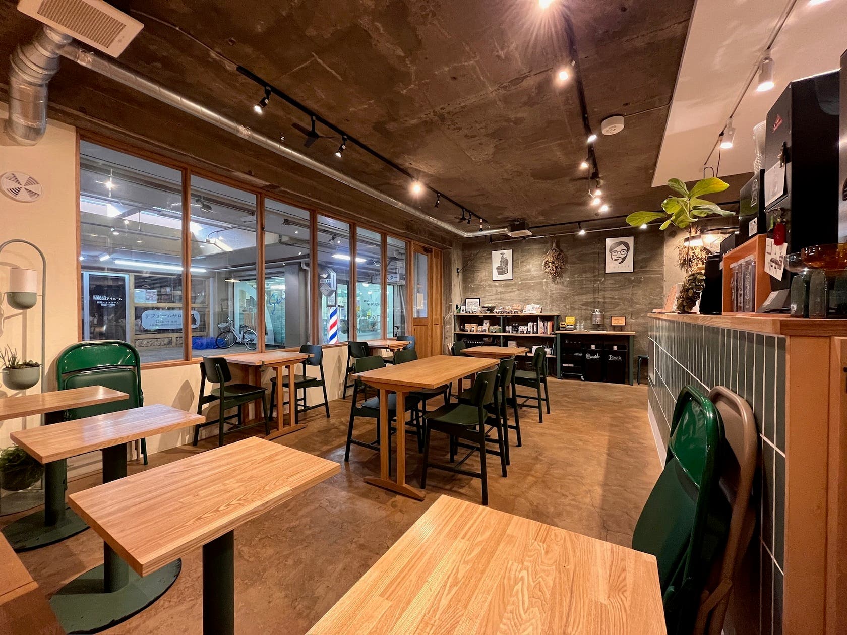 JR青梅線「昭島駅」から徒歩12分の大型団地内にあるレトロな商店街の一角にあるカフェの写真4