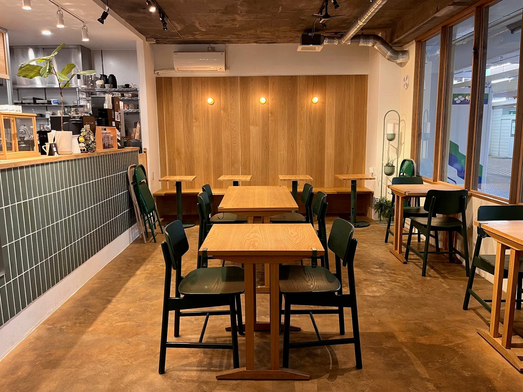 JR青梅線「昭島駅」から徒歩12分の大型団地内にあるレトロな商店街の一角にあるカフェの写真9