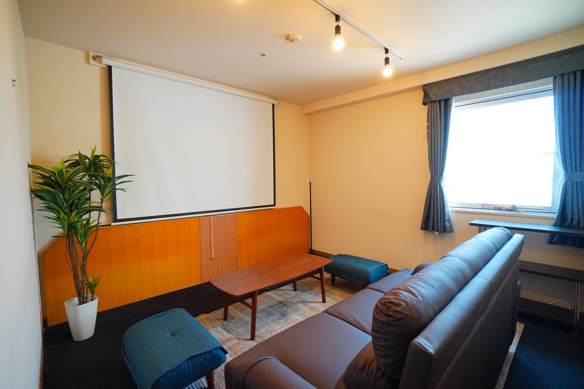 ＜豊橋駅前プライベートスペース923＞スマートプロジェクター付きのシネマスペース🎥100インチスクリーン/Wi-Fiあり📶の写真6