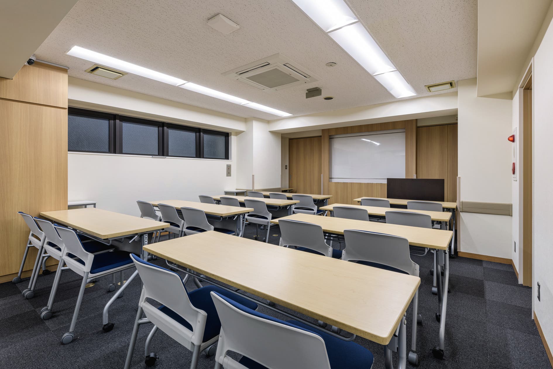 新宿三丁目駅C8出口を出てすぐ！スタッフ常駐で安心してご利用いただけます！✨Wi-Fi有⭐️【20名セミナールーム（3階）】⭐️の写真1