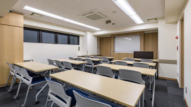 新宿三丁目駅C8出口を出てすぐ!スタッフ常駐で安心してご利用いただけます!✨Wi-Fi有⭐️【20名セミナールーム(3階)】⭐️の写真1