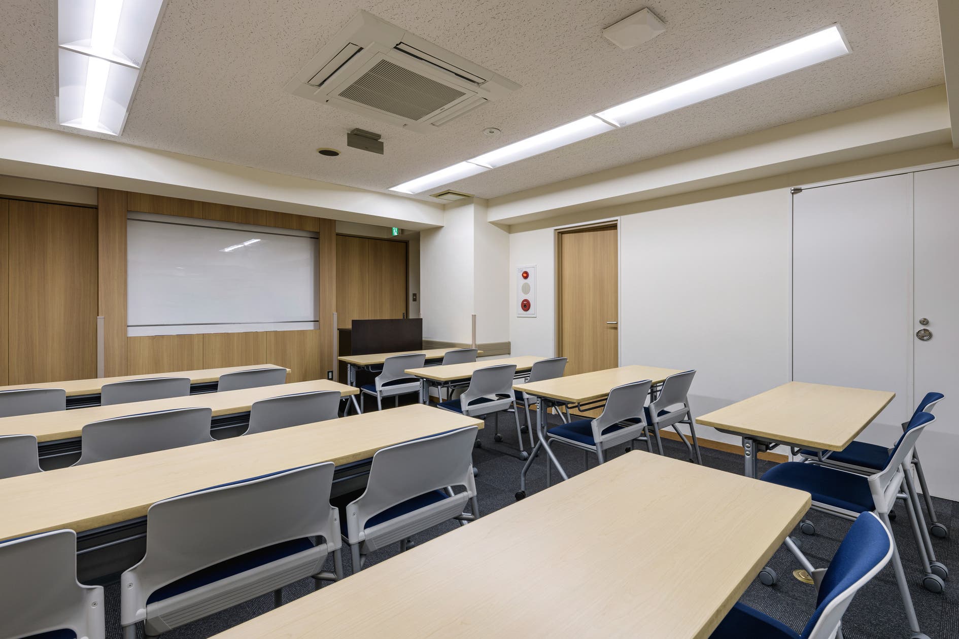 新宿三丁目駅C8出口を出てすぐ！スタッフ常駐で安心してご利用いただけます！✨Wi-Fi有⭐️【20名セミナールーム（3階）】⭐️の写真2