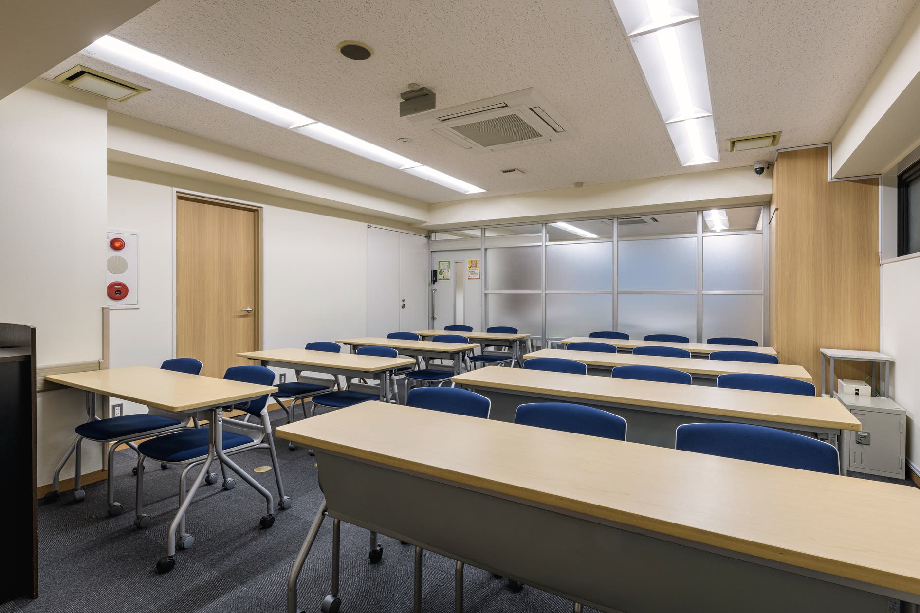 新宿三丁目駅C8出口を出てすぐ！スタッフ常駐で安心してご利用いただけます！✨Wi-Fi有⭐️【20名セミナールーム（3階）】⭐️の写真4