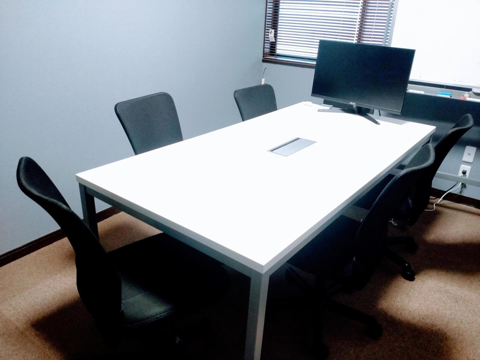 【東高円寺にあるコワーキングスペース】完全個室の6名用会議室の写真1