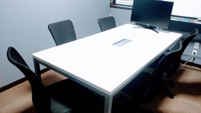 【東高円寺にあるコワーキングスペース】完全個室の6名用会議室の写真1