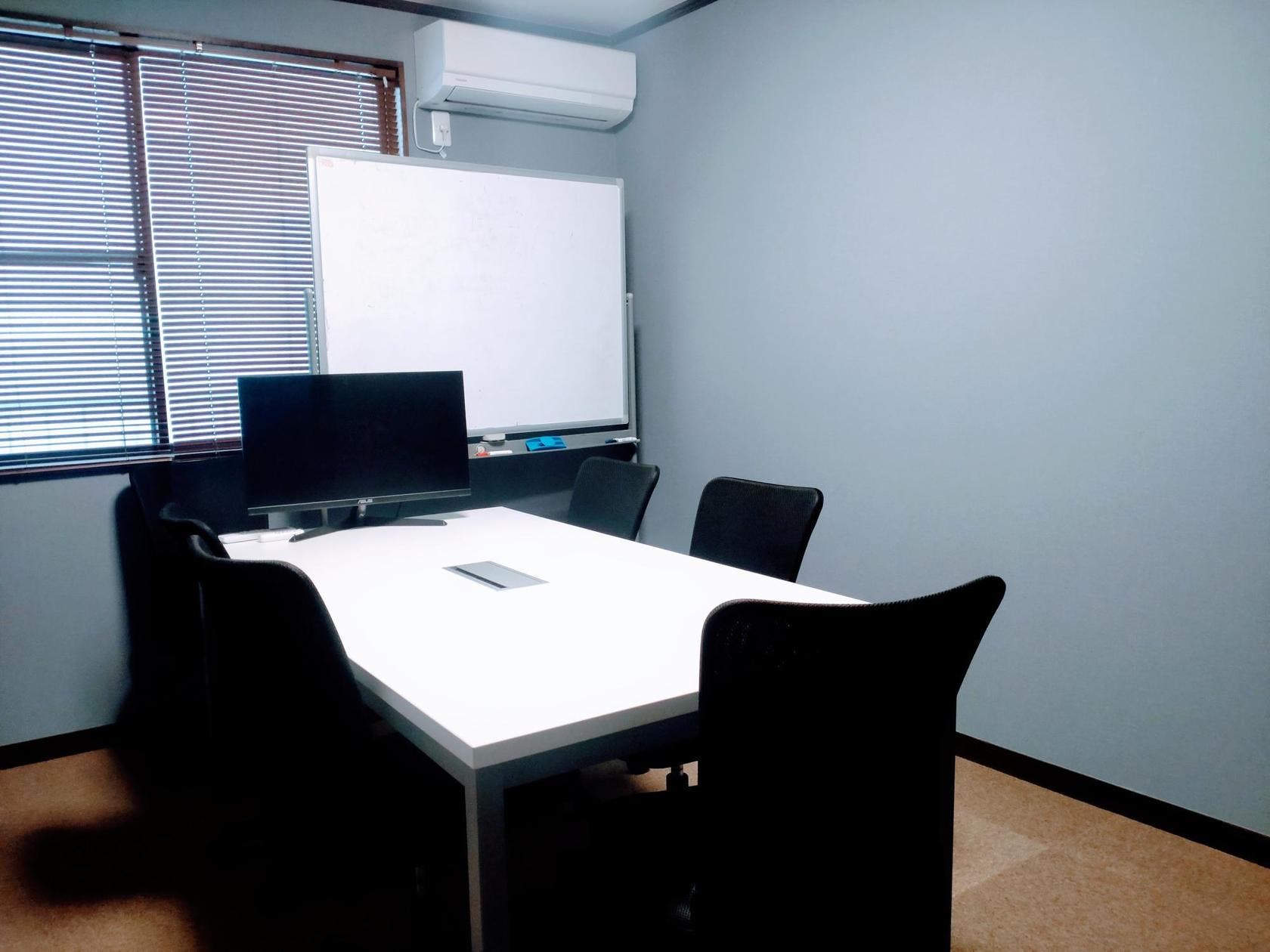 【東高円寺にあるコワーキングスペース】完全個室の6名用会議室の写真2