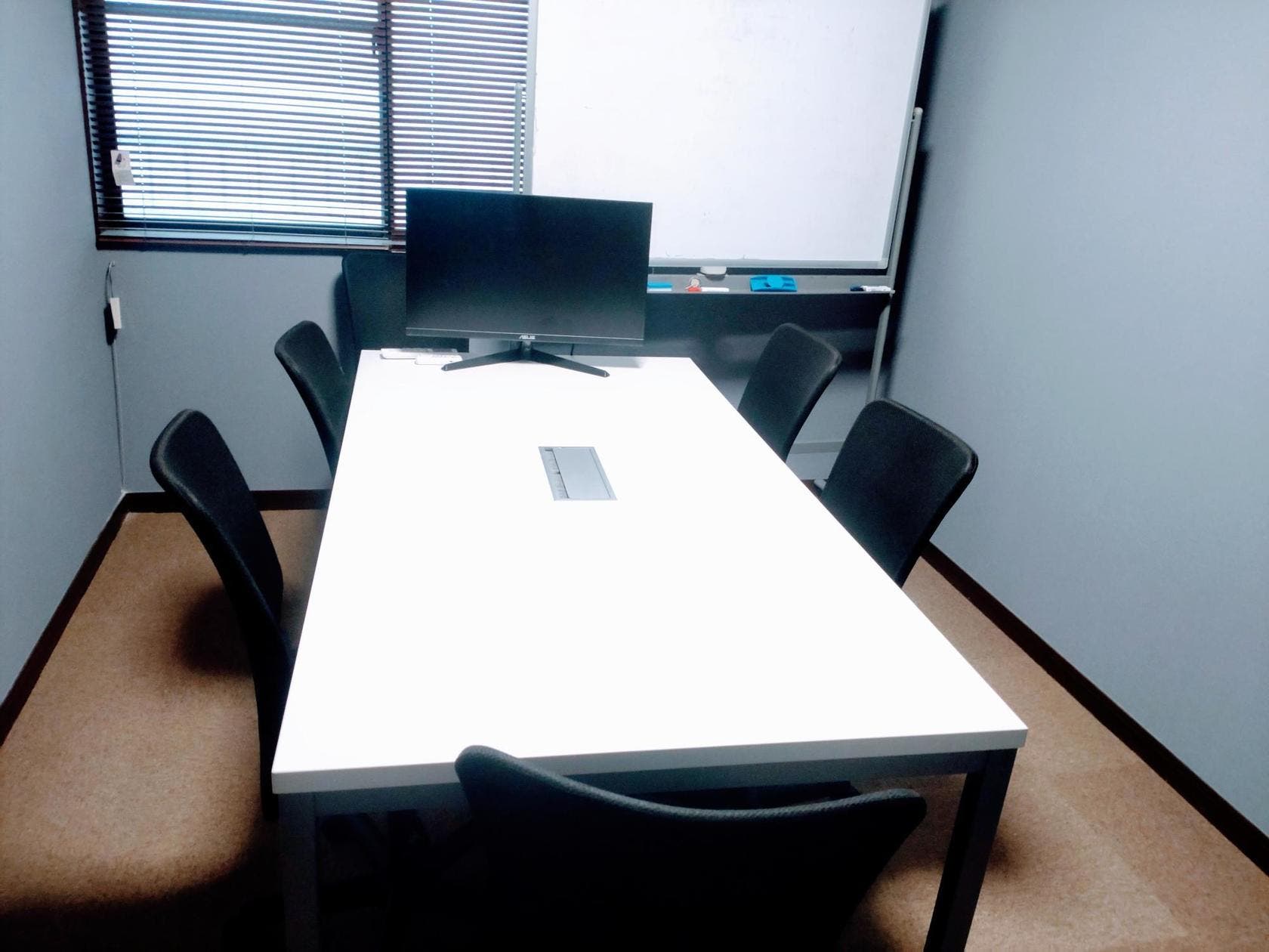 【東高円寺にあるコワーキングスペース】完全個室の6名用会議室の写真3