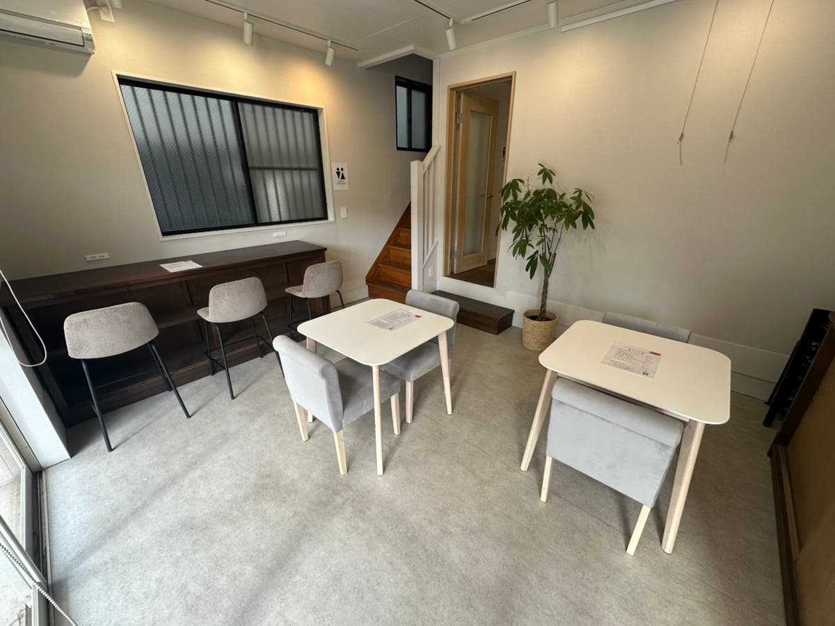 【東高円寺にあるコワーキングスペース】完全個室の6名用会議室の写真4