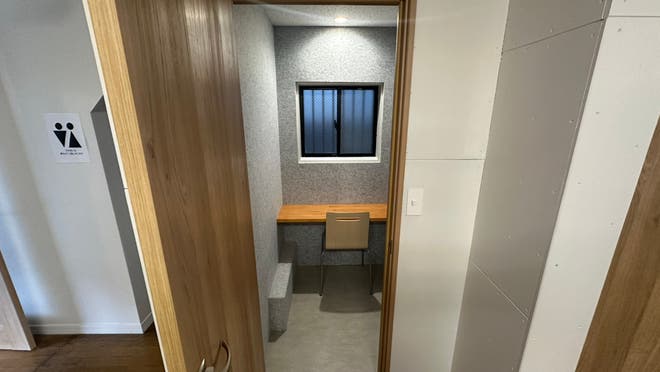 【東高円寺にあるコワーキングスペース】完全個室のテレカンブースAの写真1