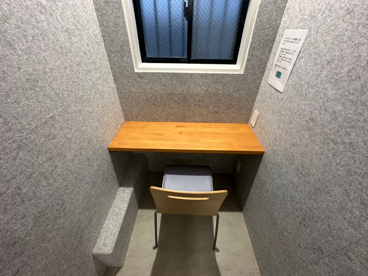 【東高円寺にあるコワーキングスペース】完全個室のテレカンブースAの写真3