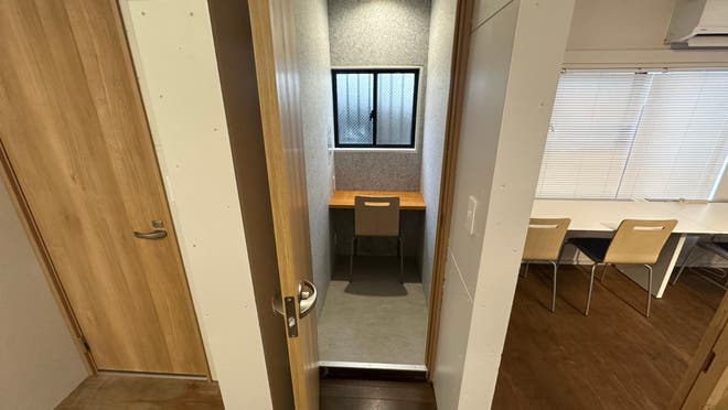 【東高円寺にあるコワーキングスペース】完全個室のテレカンブースBの写真1