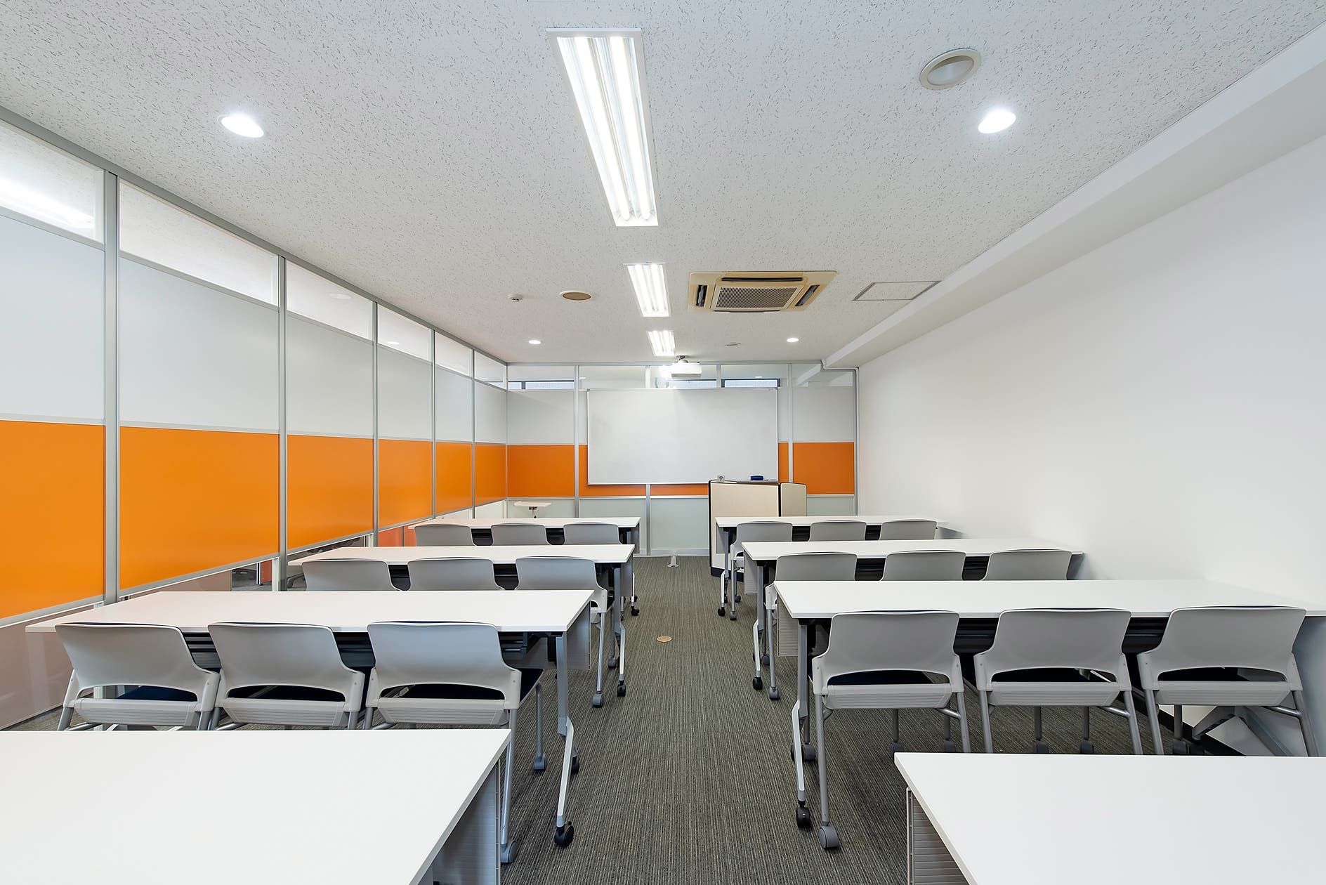 ⭐️横浜駅から徒歩4分地下街から直結！⭐️スタッフ常駐のため安心してご利用いただけます！✨Wi-Fi有り【24名セミナールーム】の写真1