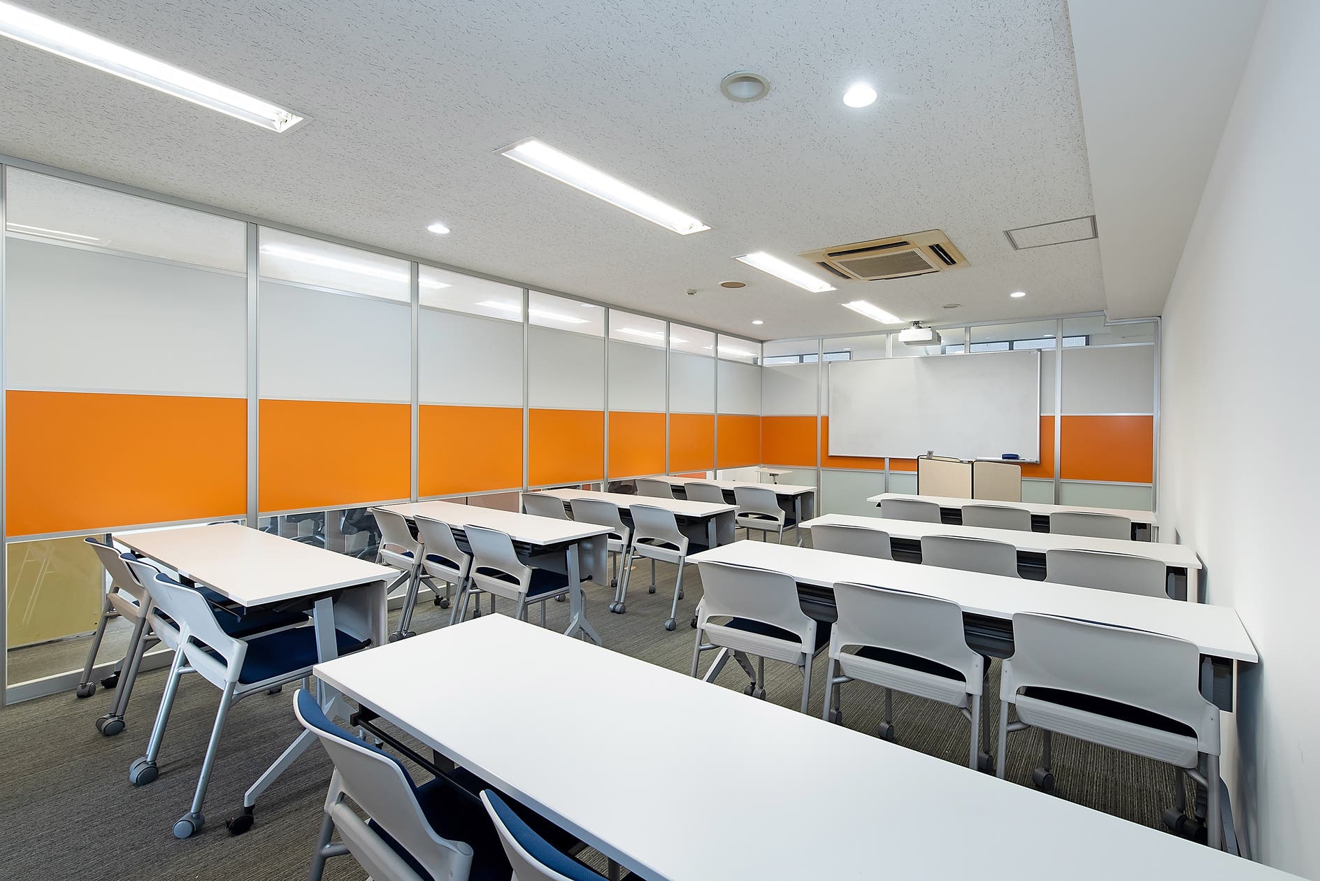 ⭐️横浜駅から徒歩4分地下街から直結！⭐️スタッフ常駐のため安心してご利用いただけます！✨Wi-Fi有り【24名セミナールーム】の写真2