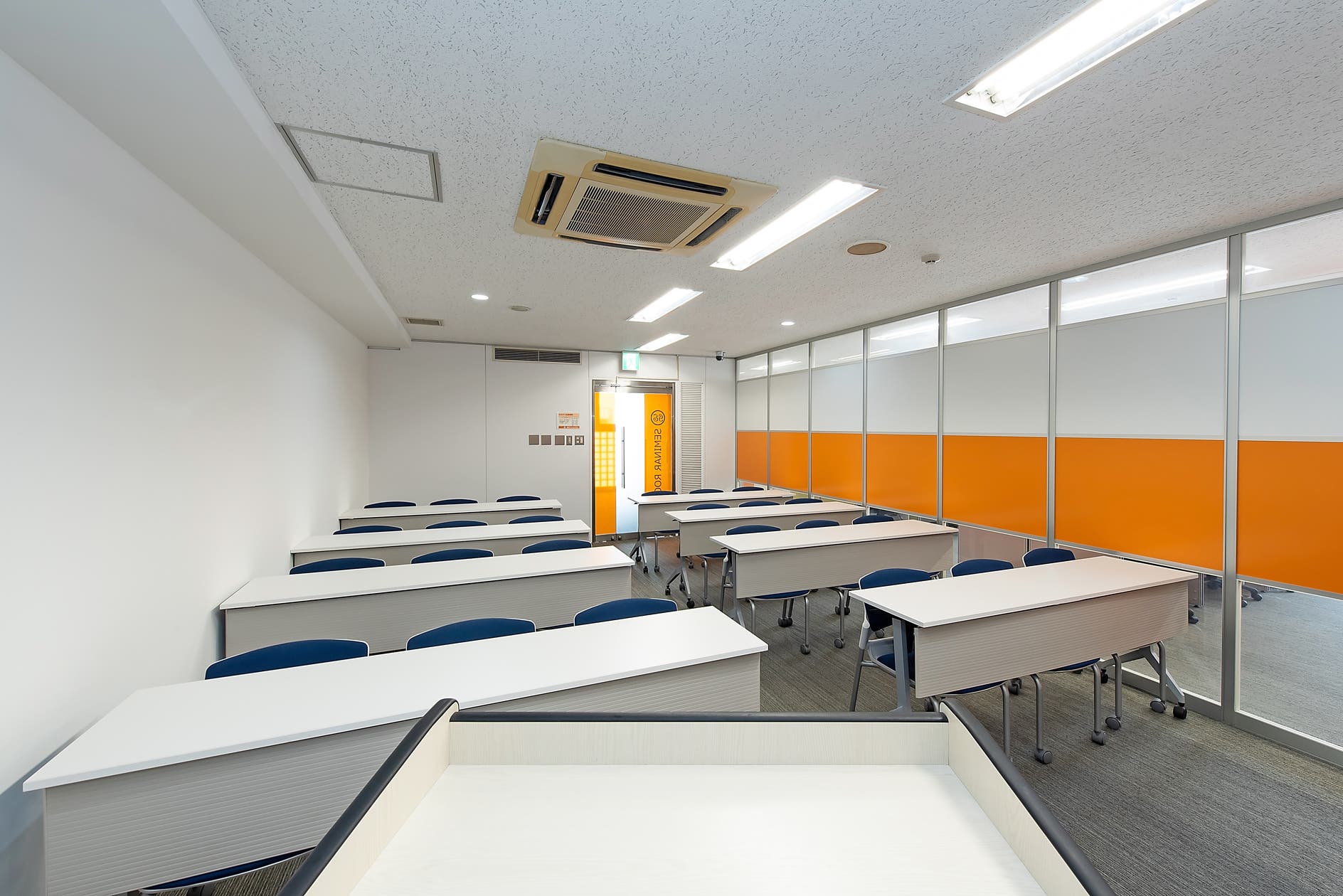 ⭐️横浜駅から徒歩4分地下街から直結！⭐️スタッフ常駐のため安心してご利用いただけます！✨Wi-Fi有り【24名セミナールーム】の写真4