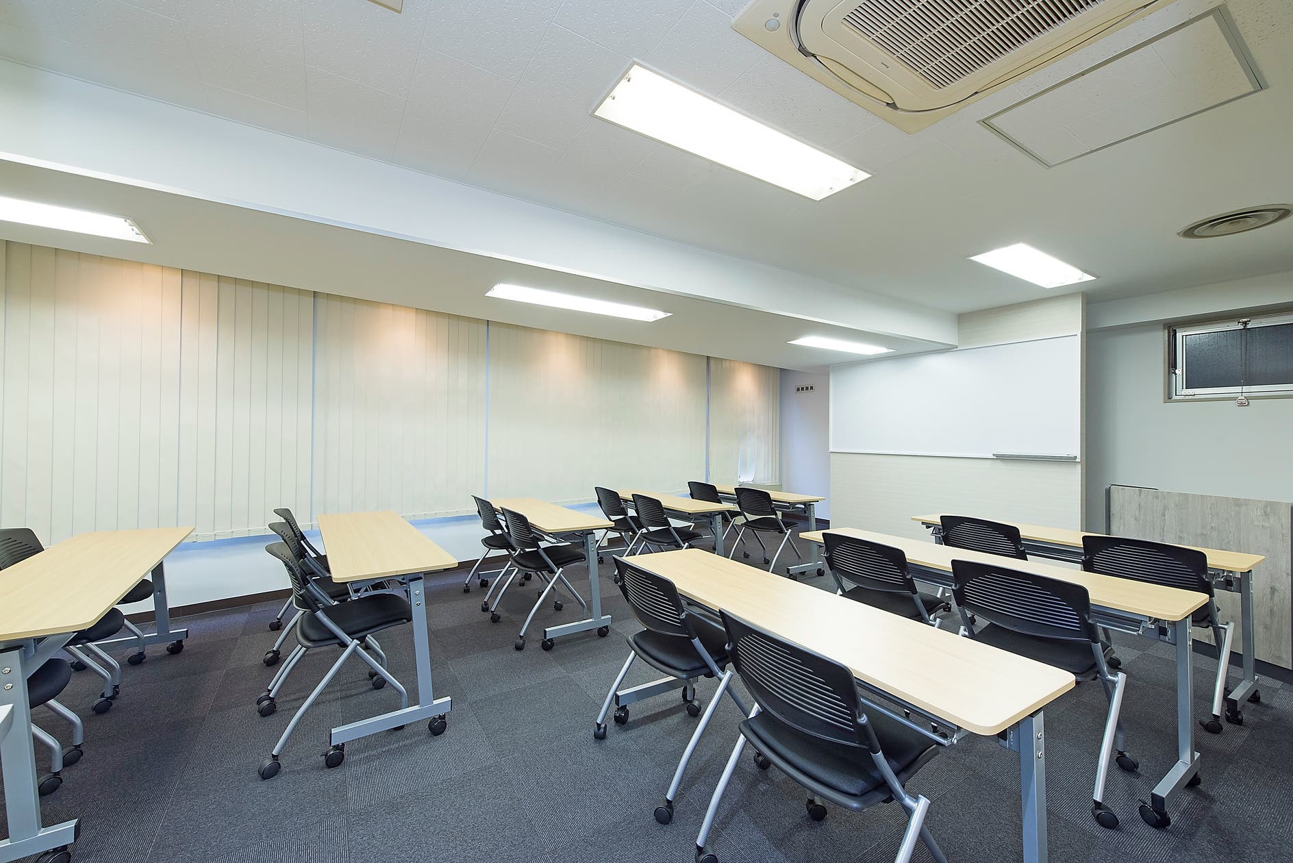 渋谷マークシティ出口を出てすぐ！スタッフ常駐のため安心してご利用いただけます！✨Wi-Fi有り⭐️【18名セミナールーム】⭐️の写真1