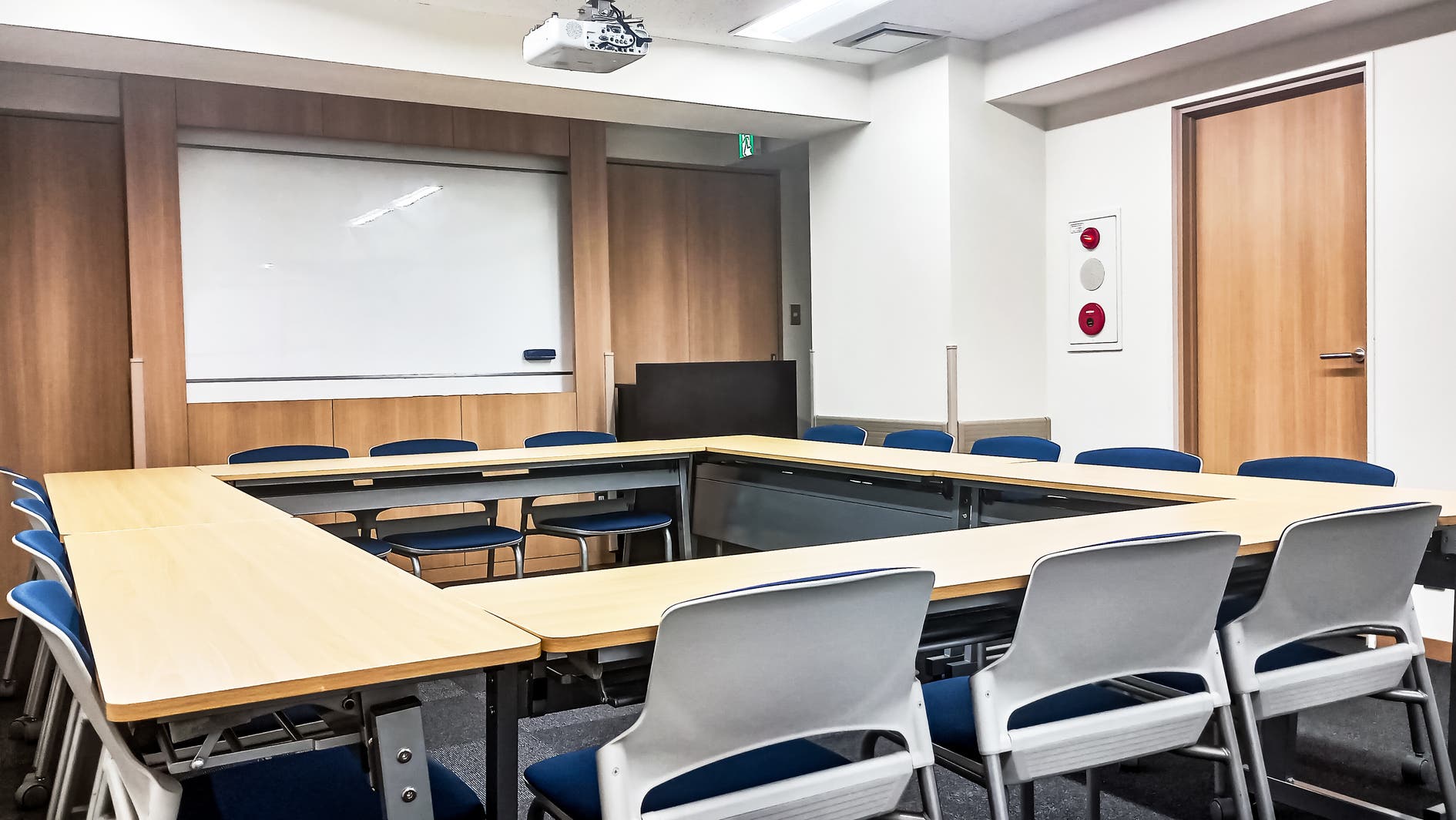 新宿三丁目駅C8出口を出てすぐ！スタッフ常駐で安心してご利用いただけます！✨Wi-Fi有⭐️【20名セミナールーム（3階）】⭐️の写真3