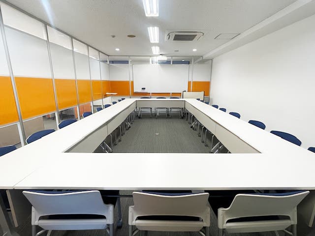 ⭐️横浜駅から徒歩4分地下街から直結！⭐️スタッフ常駐のため安心してご利用いただけます！✨Wi-Fi有り【24名セミナールーム】の写真3