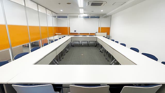 ⭐️横浜駅から徒歩4分地下街から直結!⭐️スタッフ常駐のため安心してご利用いただけます!✨Wi-Fi有り【24名セミナールーム】の写真3