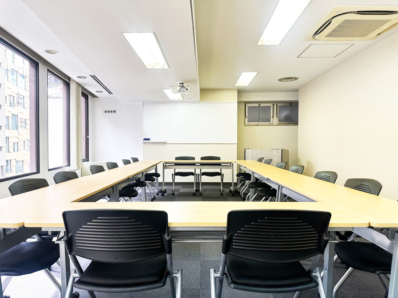 渋谷マークシティ出口を出てすぐ！スタッフ常駐のため安心してご利用いただけます！✨Wi-Fi有り⭐️【18名セミナールーム】⭐️の写真3