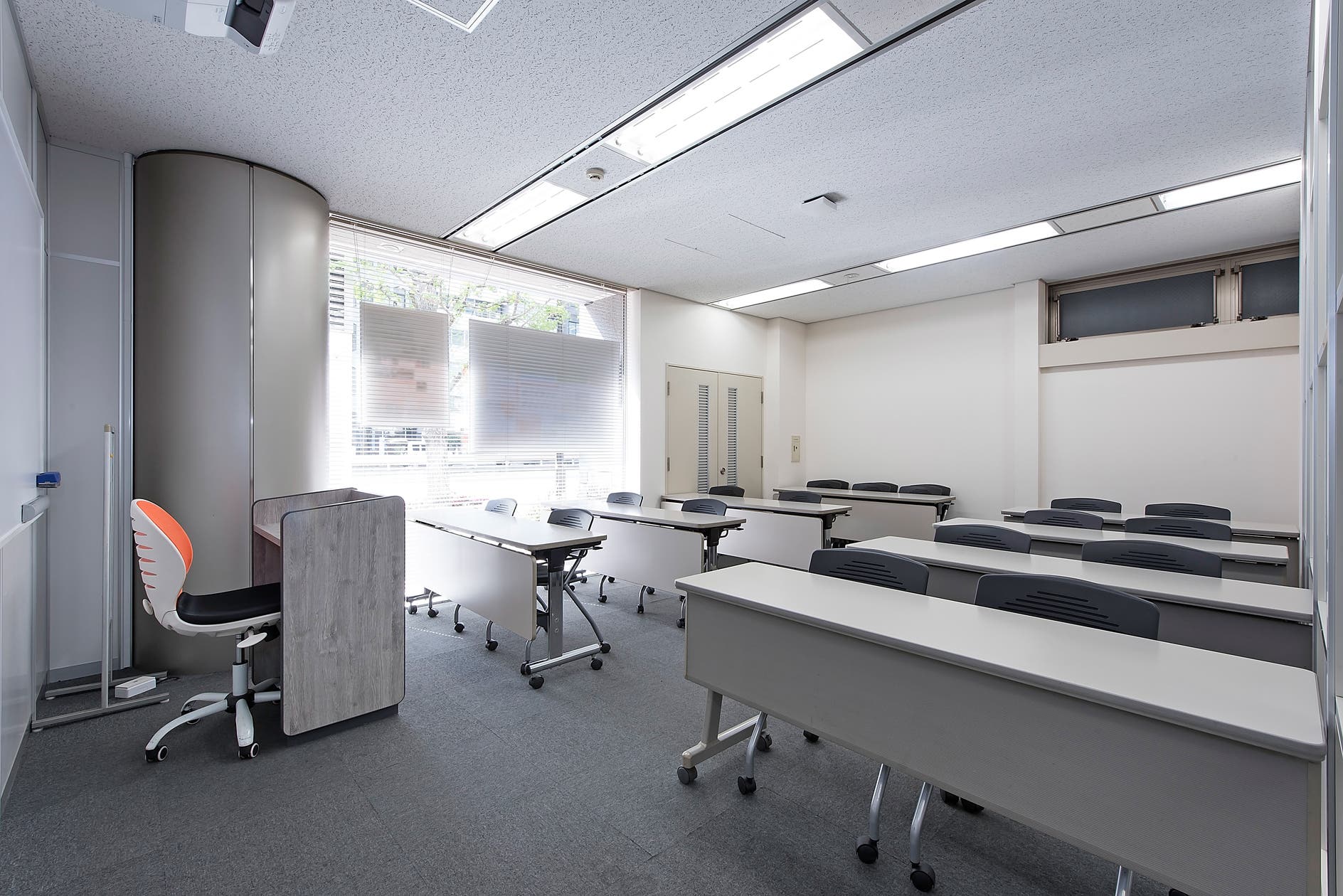 東銀座駅から徒歩2分！スタッフ常駐のため安心してご利用いただけます！✨Wi-Fi有り⭐️【20名セミナールーム】⭐️の写真1