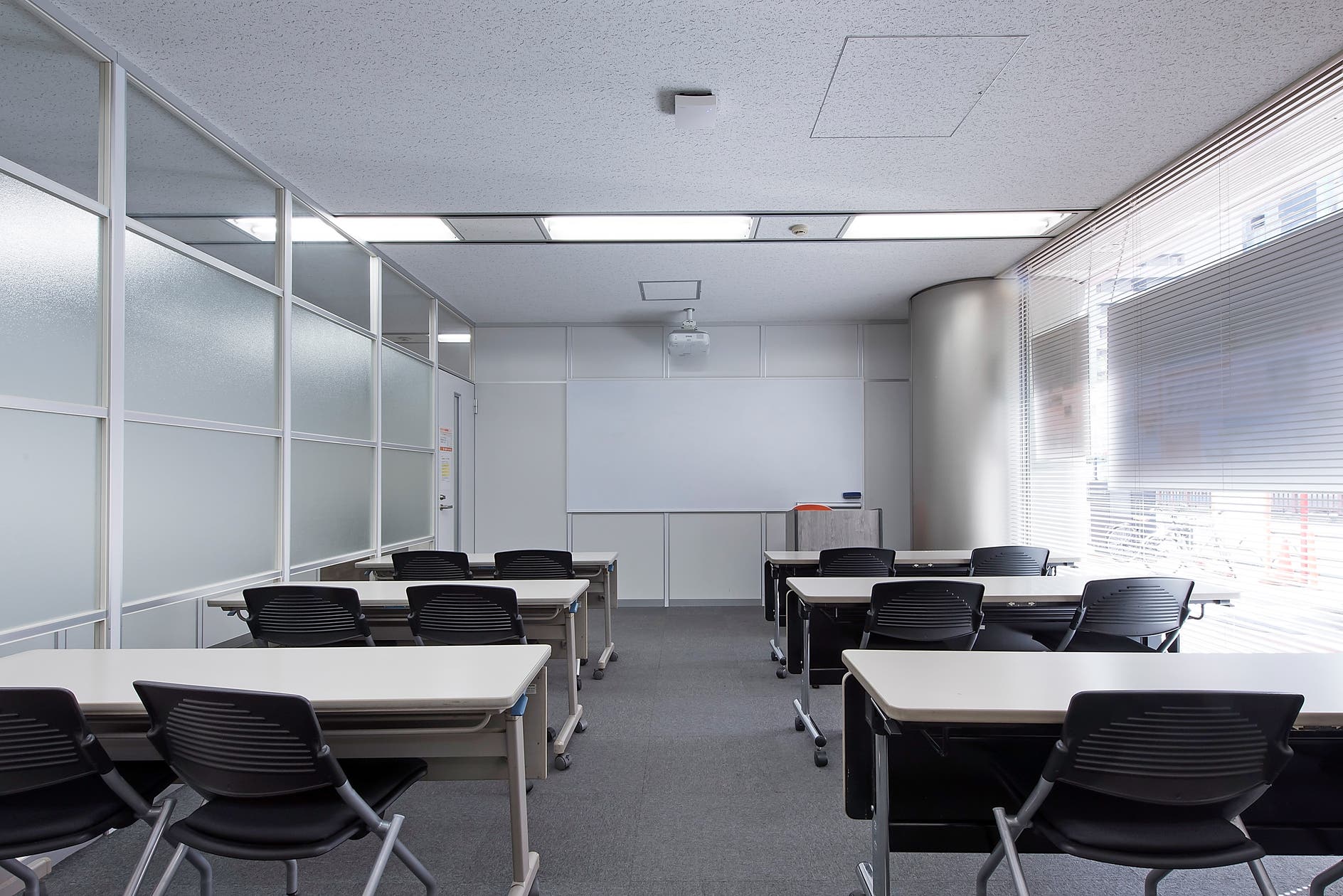 東銀座駅から徒歩2分！スタッフ常駐のため安心してご利用いただけます！✨Wi-Fi有り⭐️【20名セミナールーム】⭐️の写真3