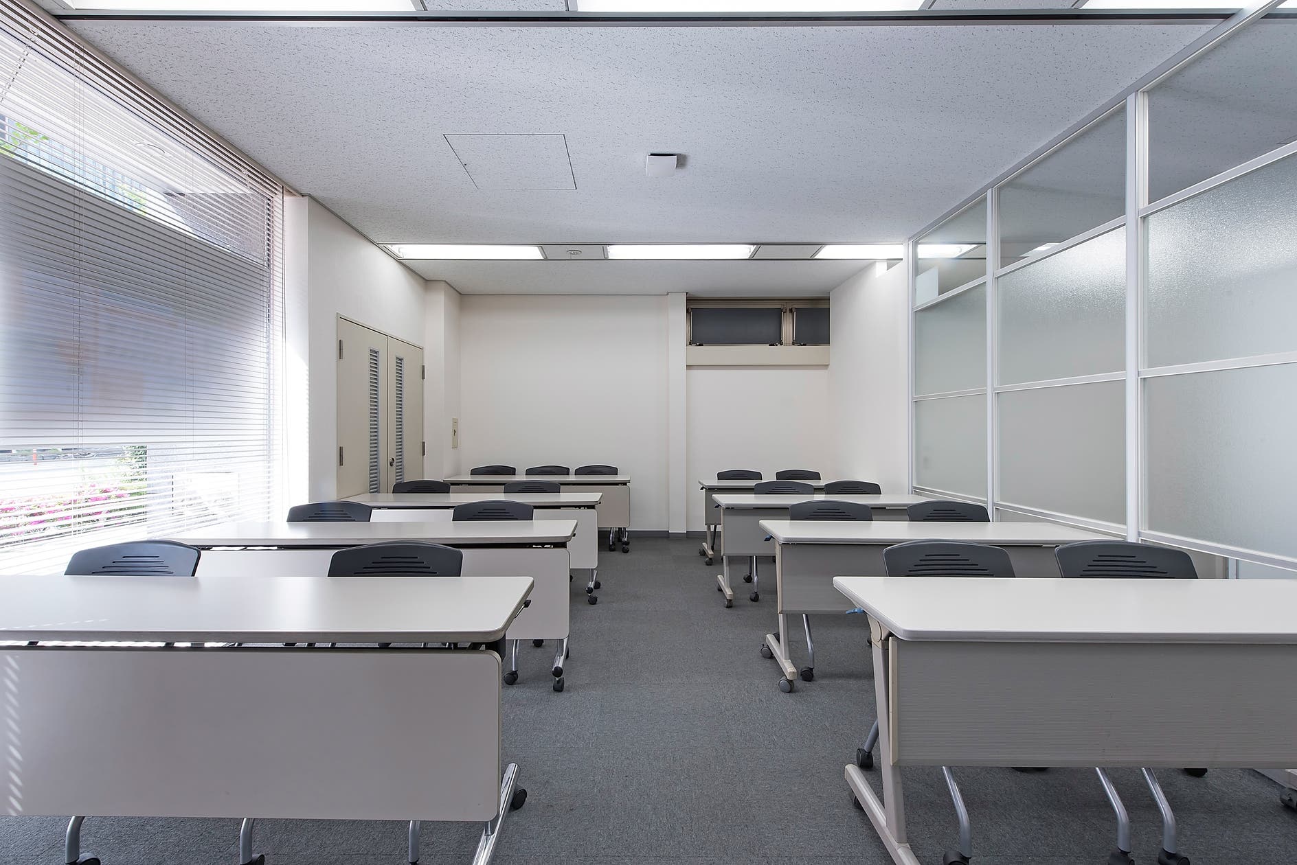 東銀座駅から徒歩2分！スタッフ常駐のため安心してご利用いただけます！✨Wi-Fi有り⭐️【20名セミナールーム】⭐️の写真2